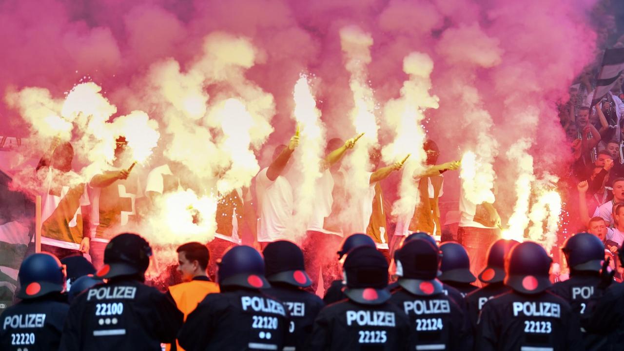 Pyrotechnik im Fußballstadion - Warum sich Deutschland mit "kalter Pyro ...