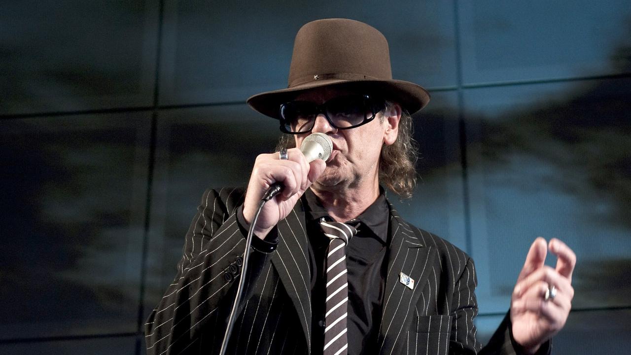 Aus den Feuilletons - Neues vom Nuschler