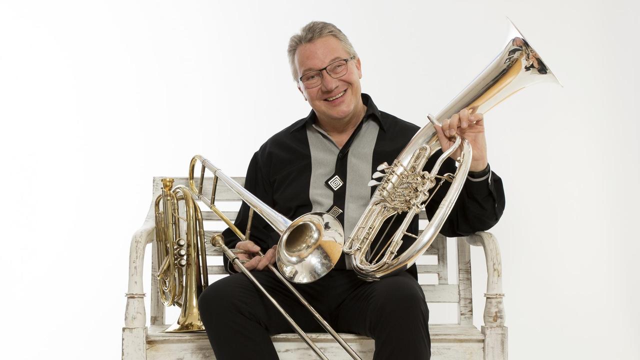 Am Mikrofon - Der Musiker Ernst Hutter