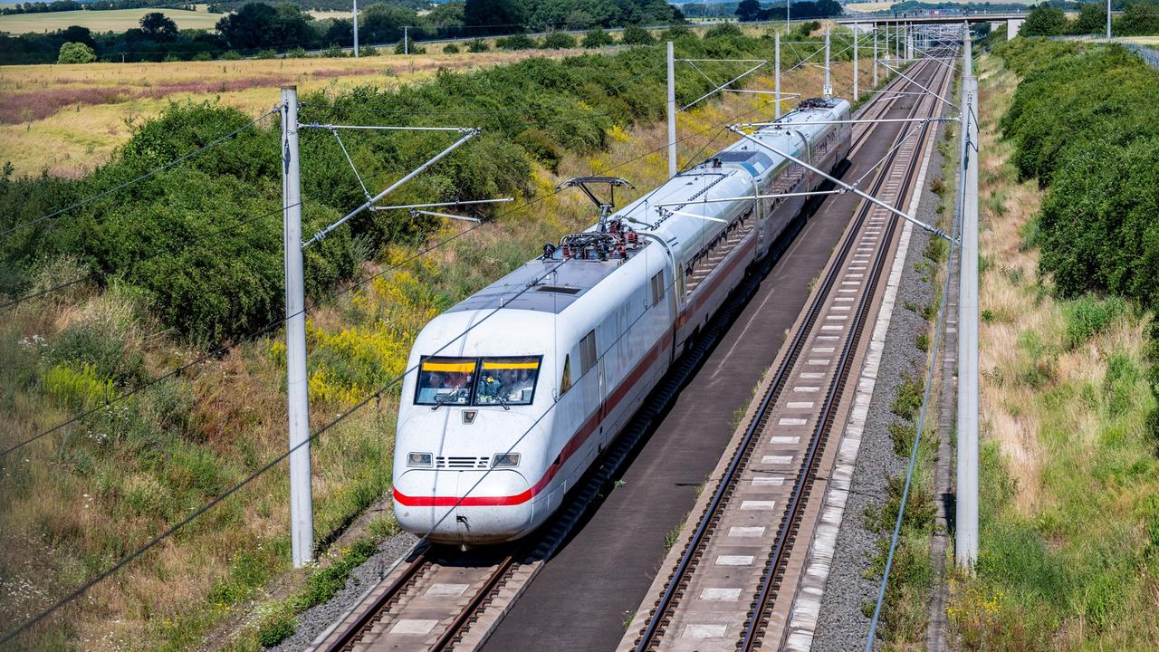 Testfahrt - "Velaro Novo" Hochgeschwindigkeitszug erreicht über 400 km ...