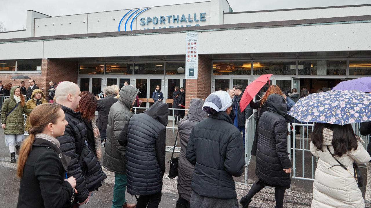 Zeugen Jehovas gedenken der Toten des Amoklaufs vor zweieinhalb Wochen