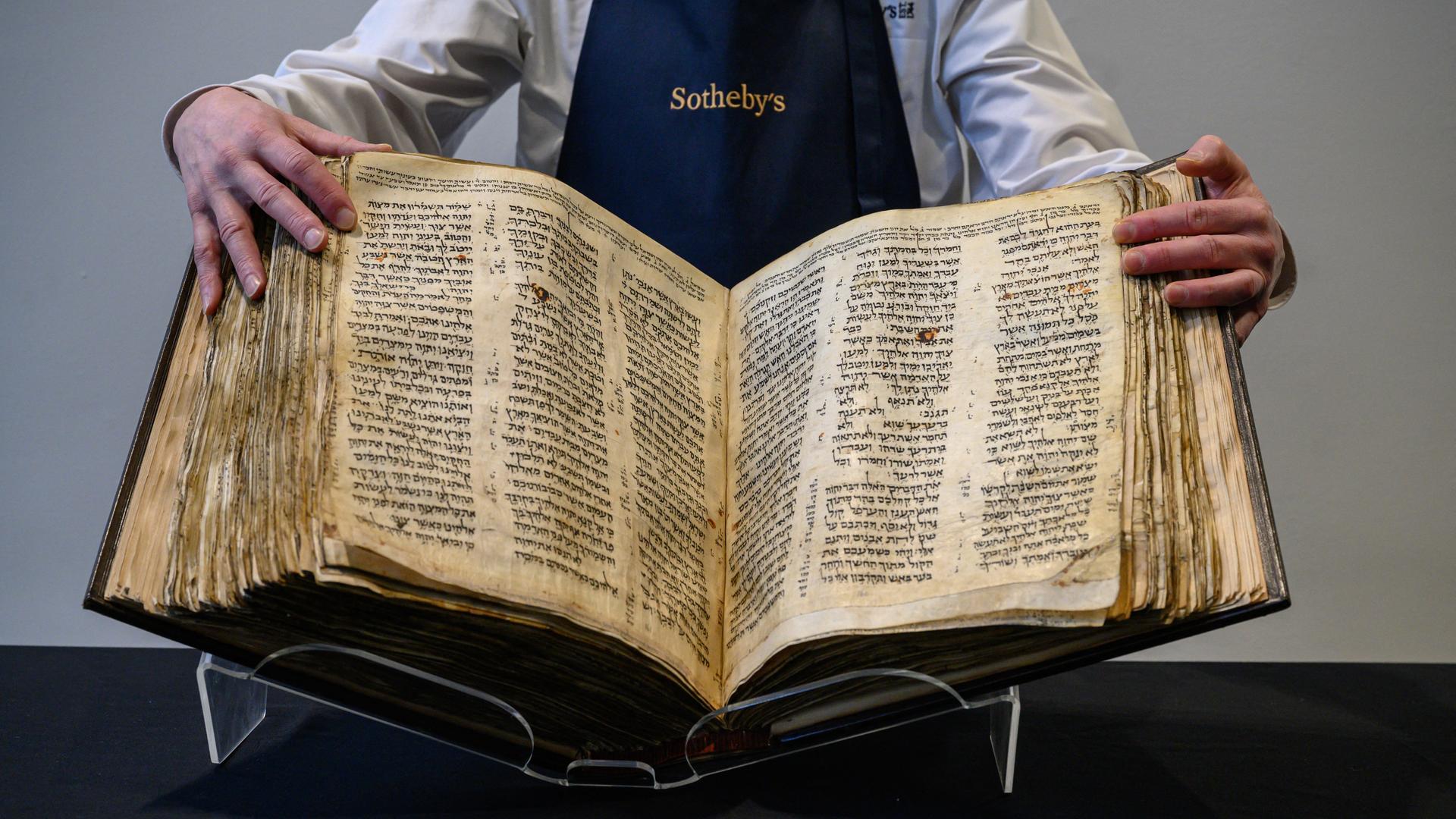 Versteigerung - Älteste hebräische Bibelhandschrift erzielt Rekordpreis ...