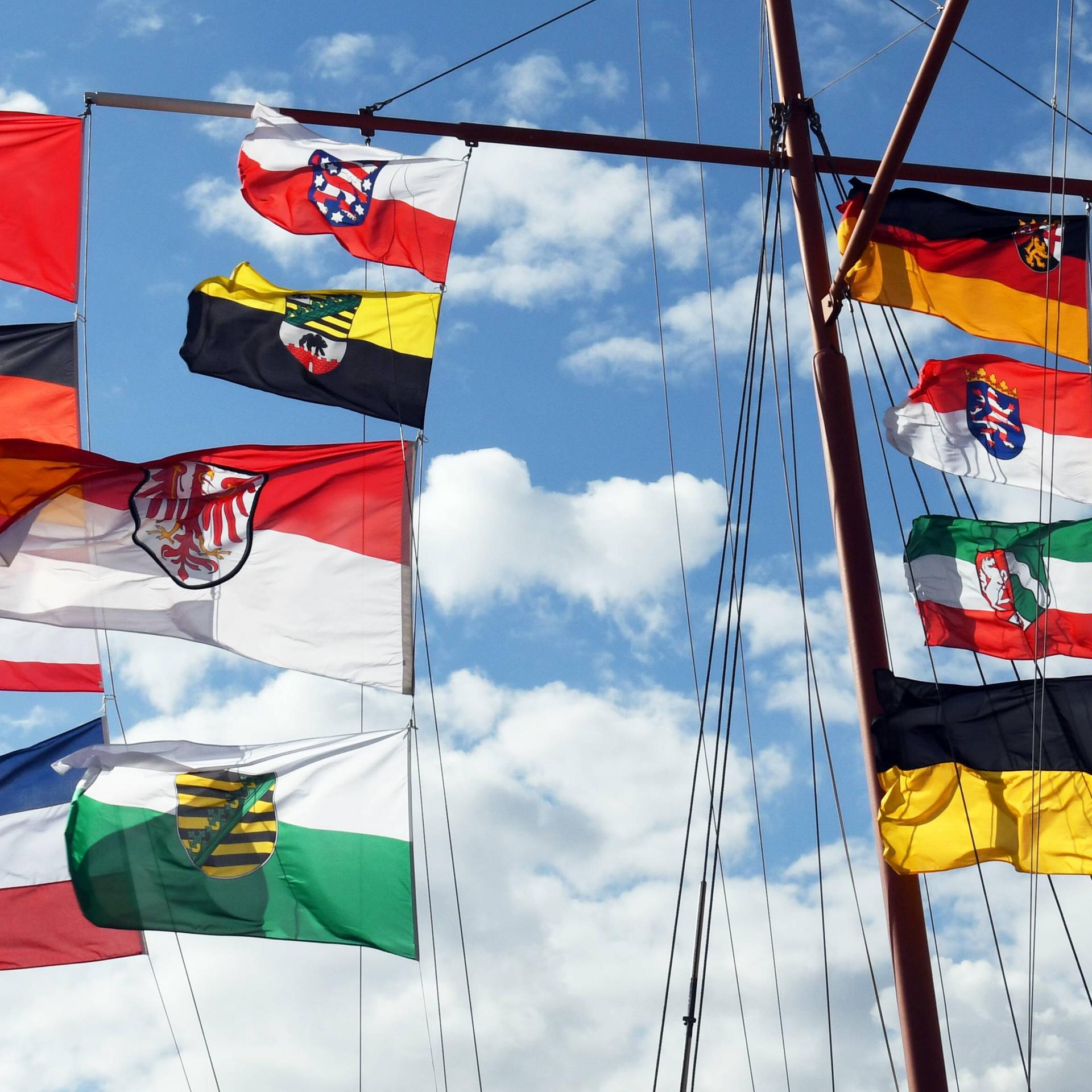 Die Fahnen der 16 deutschen Bundesländer wehen am Tag der Deutschen ...