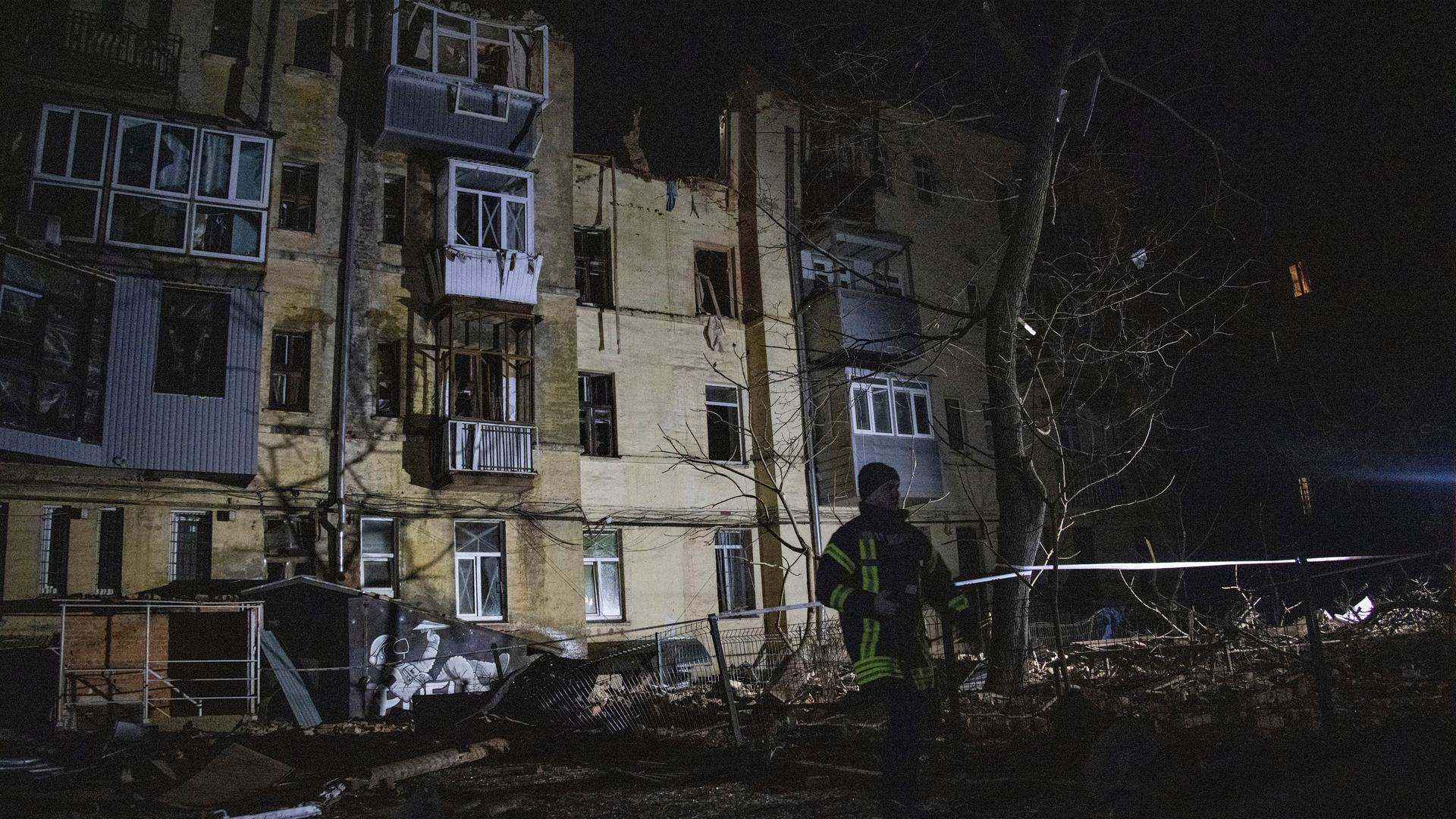 Krieg in der Ukraine - Acht Feuerwehrleute verletzt nach russischem ...