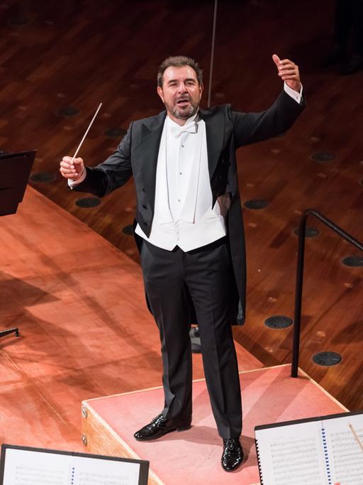 Münchner Philharmoniker - Lahav Shani lässt sich vom Orchester dirigieren