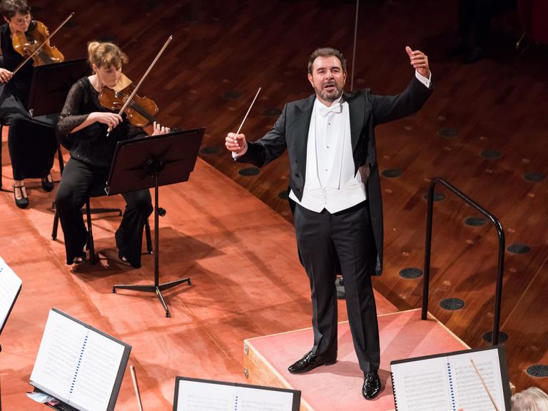Münchner Philharmoniker - Lahav Shani lässt sich vom Orchester dirigieren