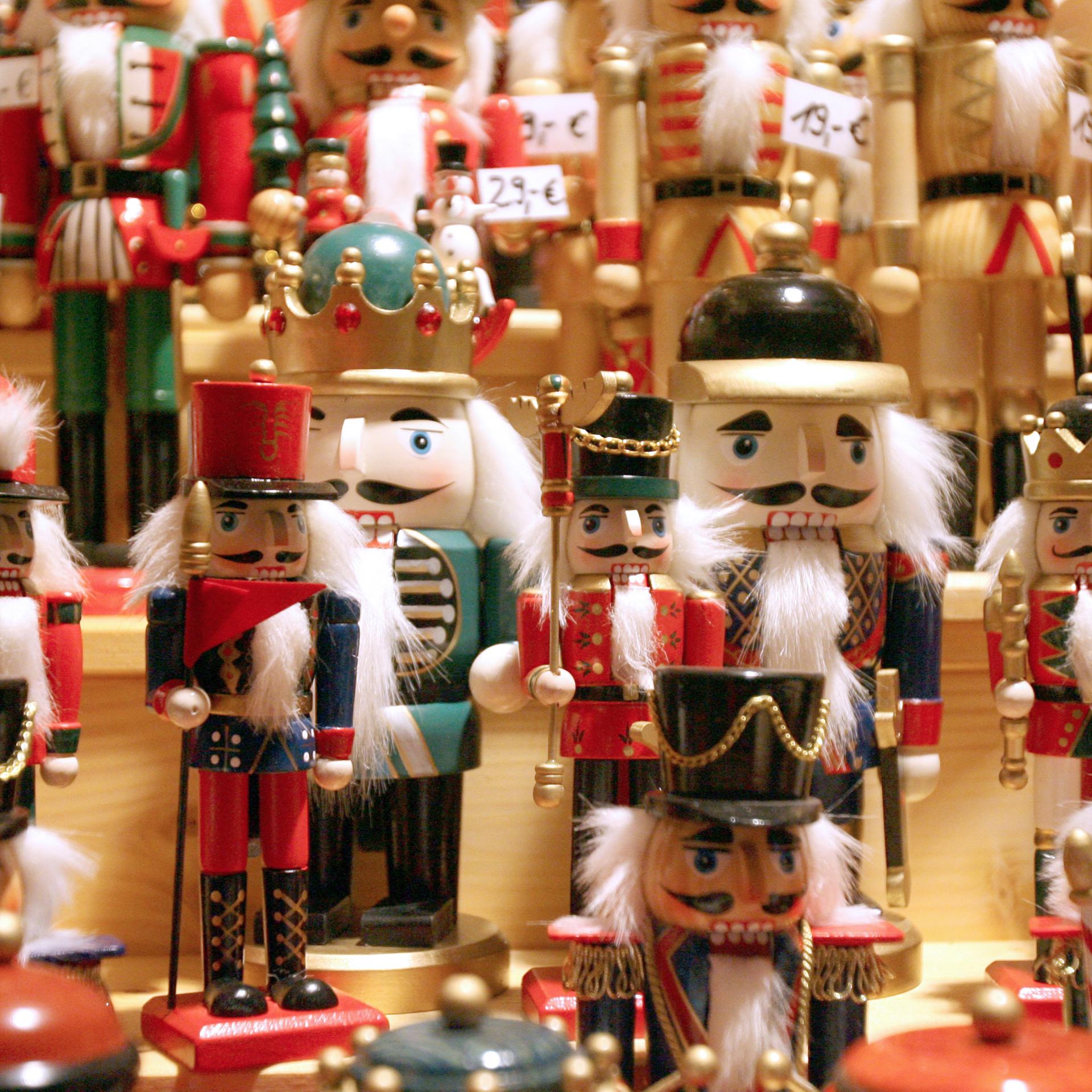 Wir sehen eine Ansammlung von Nussknacker-Figuren in den ...