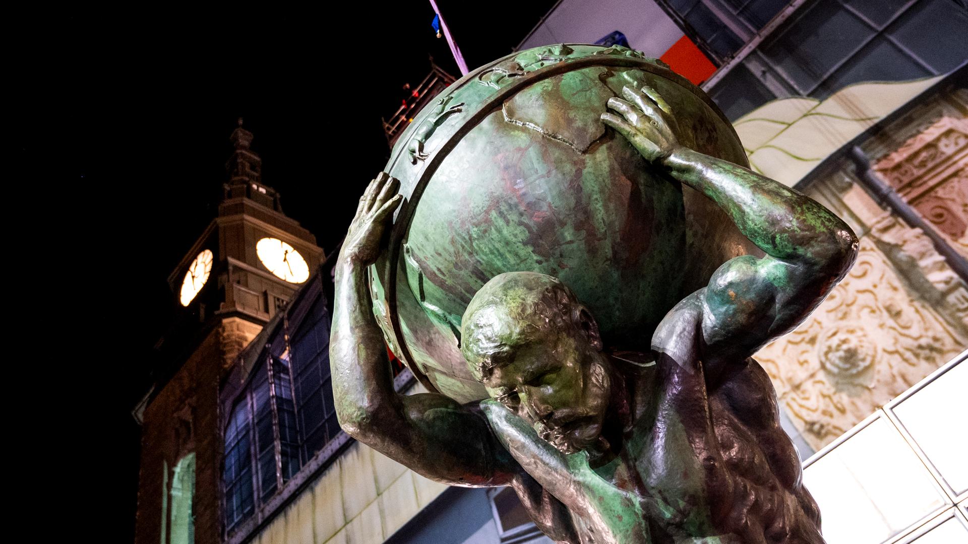 Hamburg - Atlas-Skulptur zurück auf Dach des Hauptbahnhofs