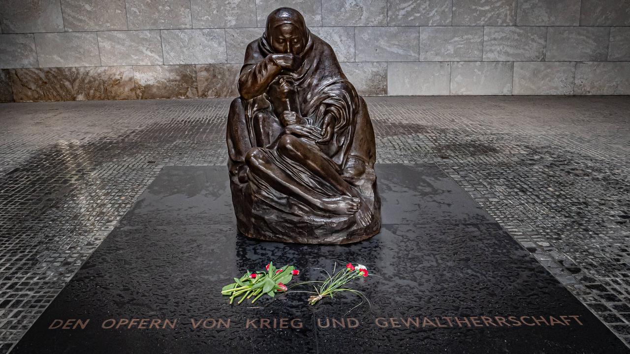 Berlin - Weltkriegsgedenken im Zeichen des Ukraine-Kriegs