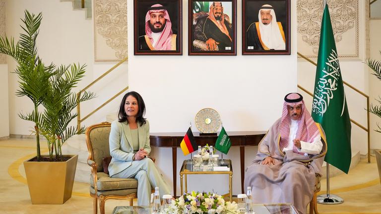 Nahost-Reise - Außenministerin Baerbock zu Krisengesprächen in Saudi ...