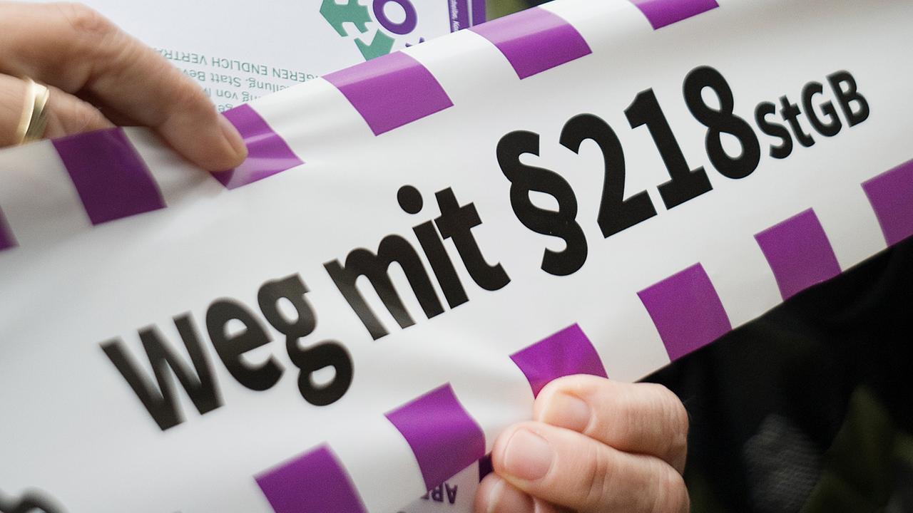 Berlin - Demonstration für Legalisierung von Abtreibungen