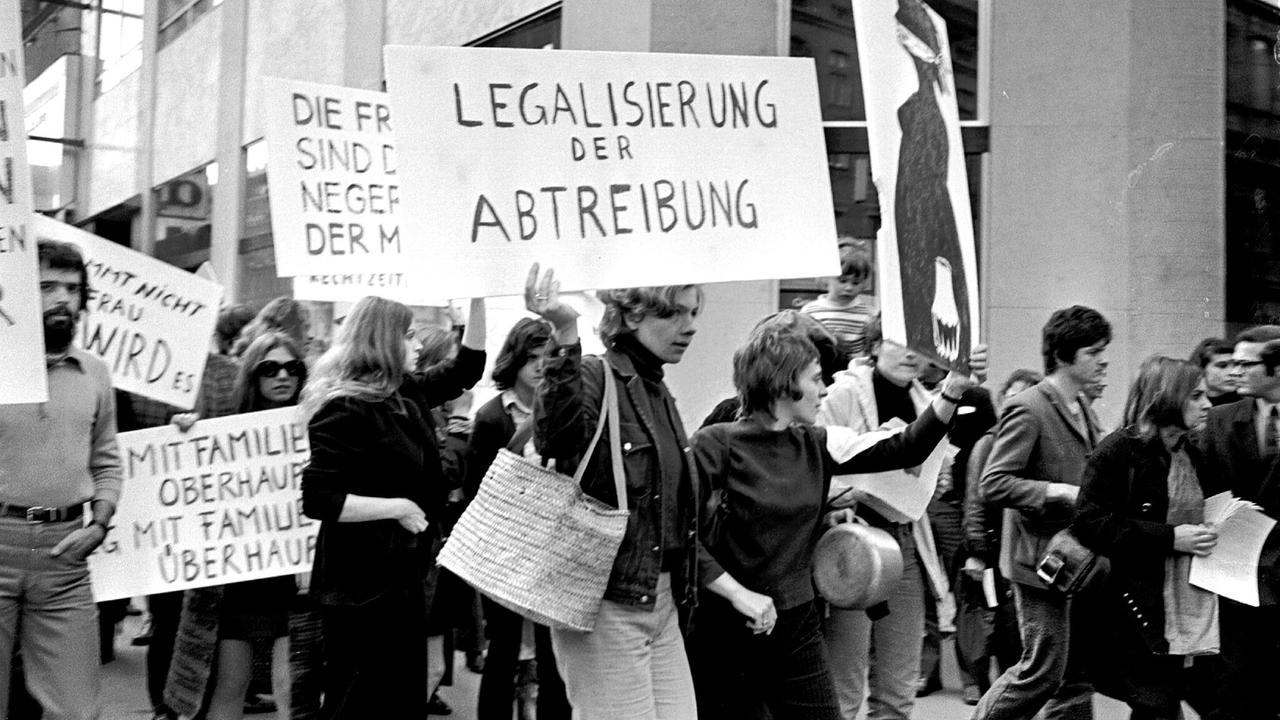 Berlin - Demonstration für Legalisierung von Abtreibungen