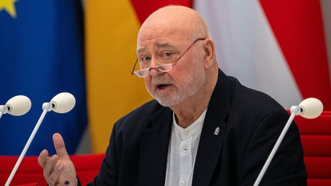 Brandenburg - Erste Sitzung des neuen Landtags - Alterspräsident Simon ...