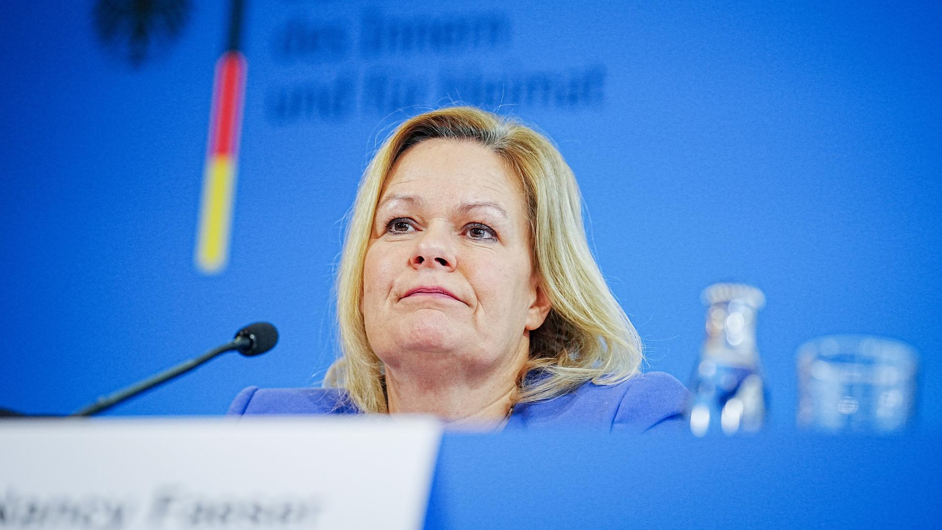 Bundesinnenministerin - Faeser drängt weiter auf Messerverbot in Zügen ...