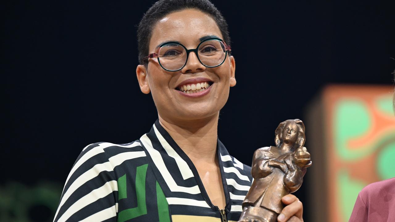 Chantal-Fleur Sandjon erhält Jugendliteraturpreis