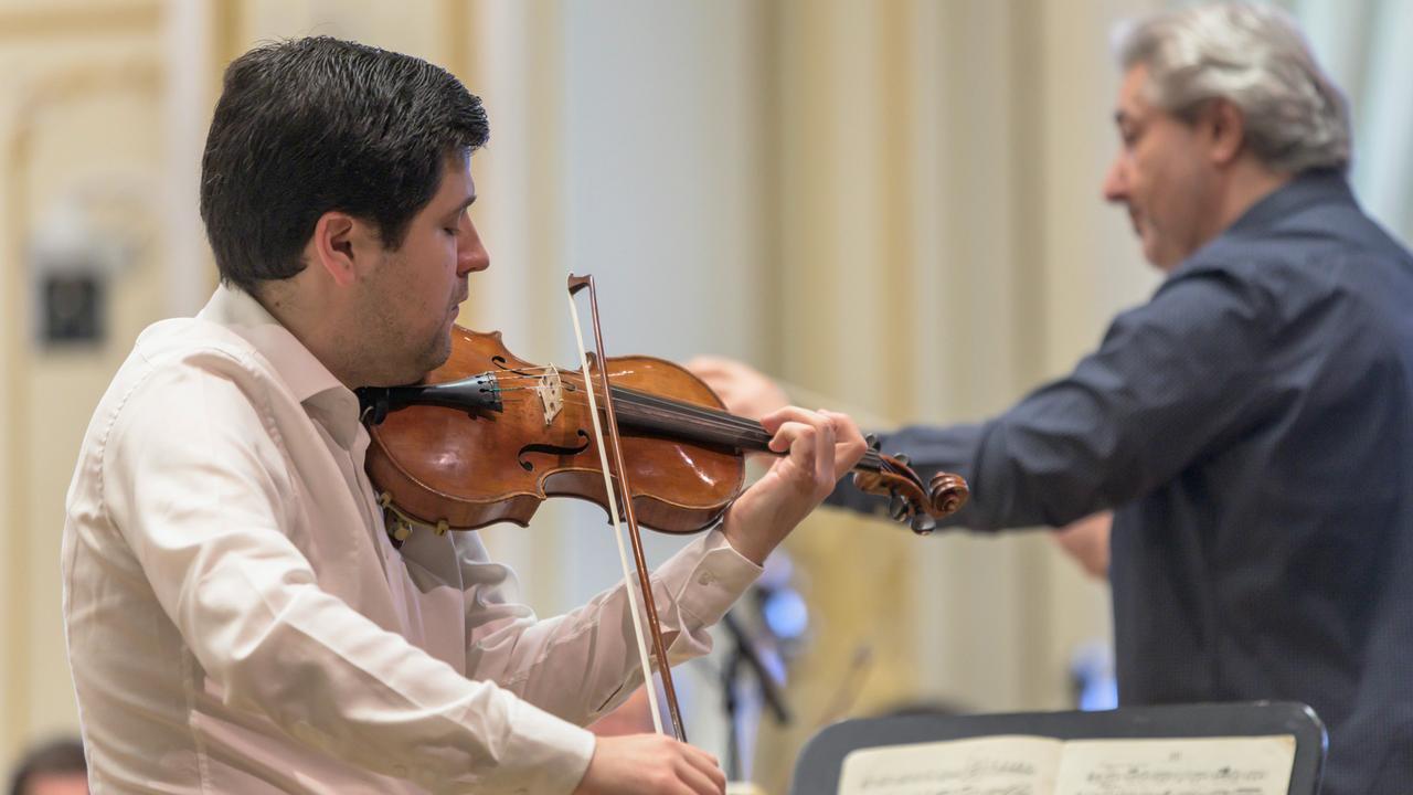 Mikhail Pochekin spielt Dvořáks Werke für Violine und Orchester