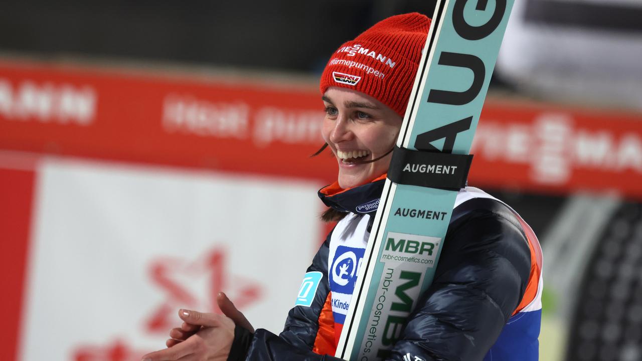Skisprung-Weltcup Japan - Selina Freitag belegt Rang drei, Reisch ...