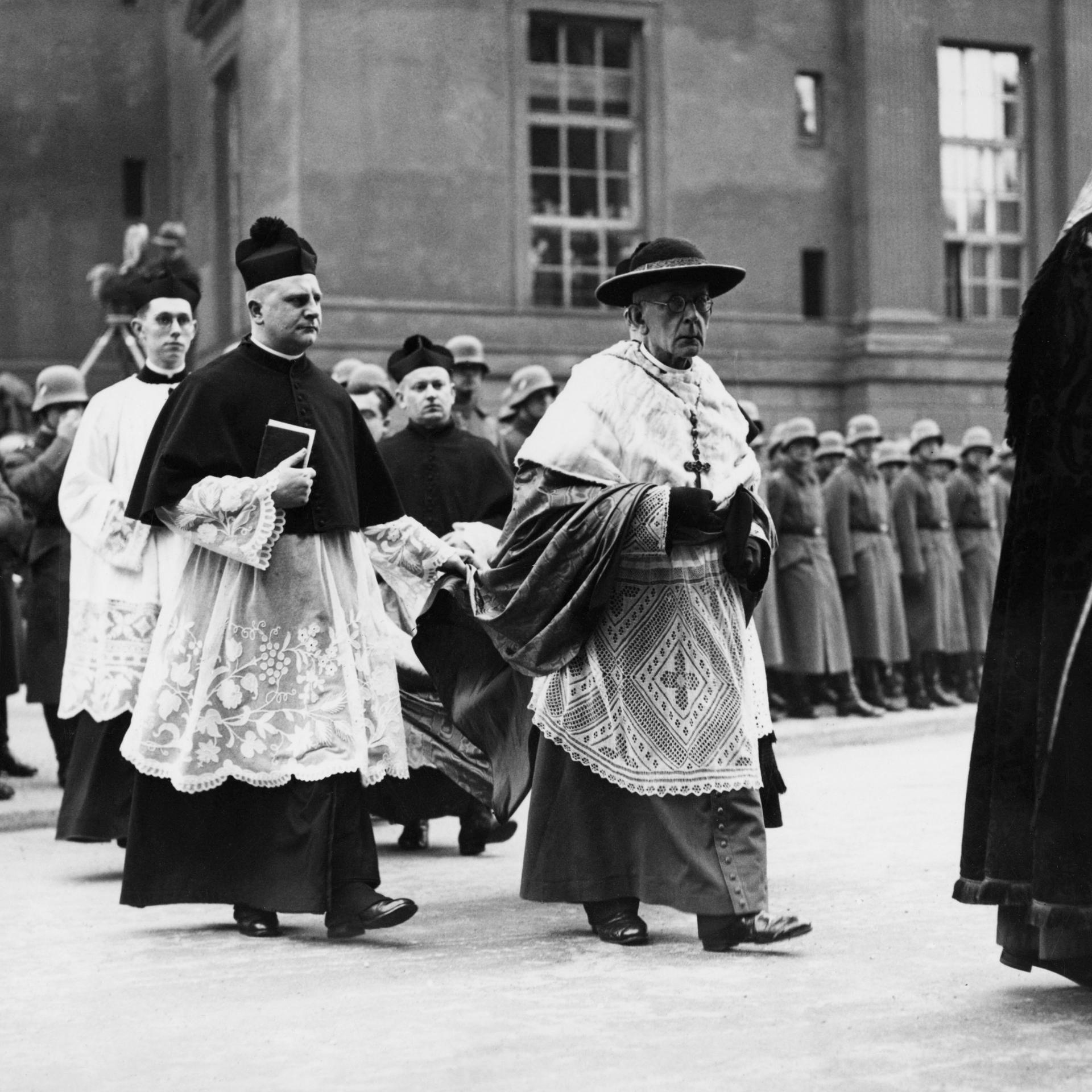 Der katholische Theologe und Bischof von Hildesheim, Adolf Bertram im ...