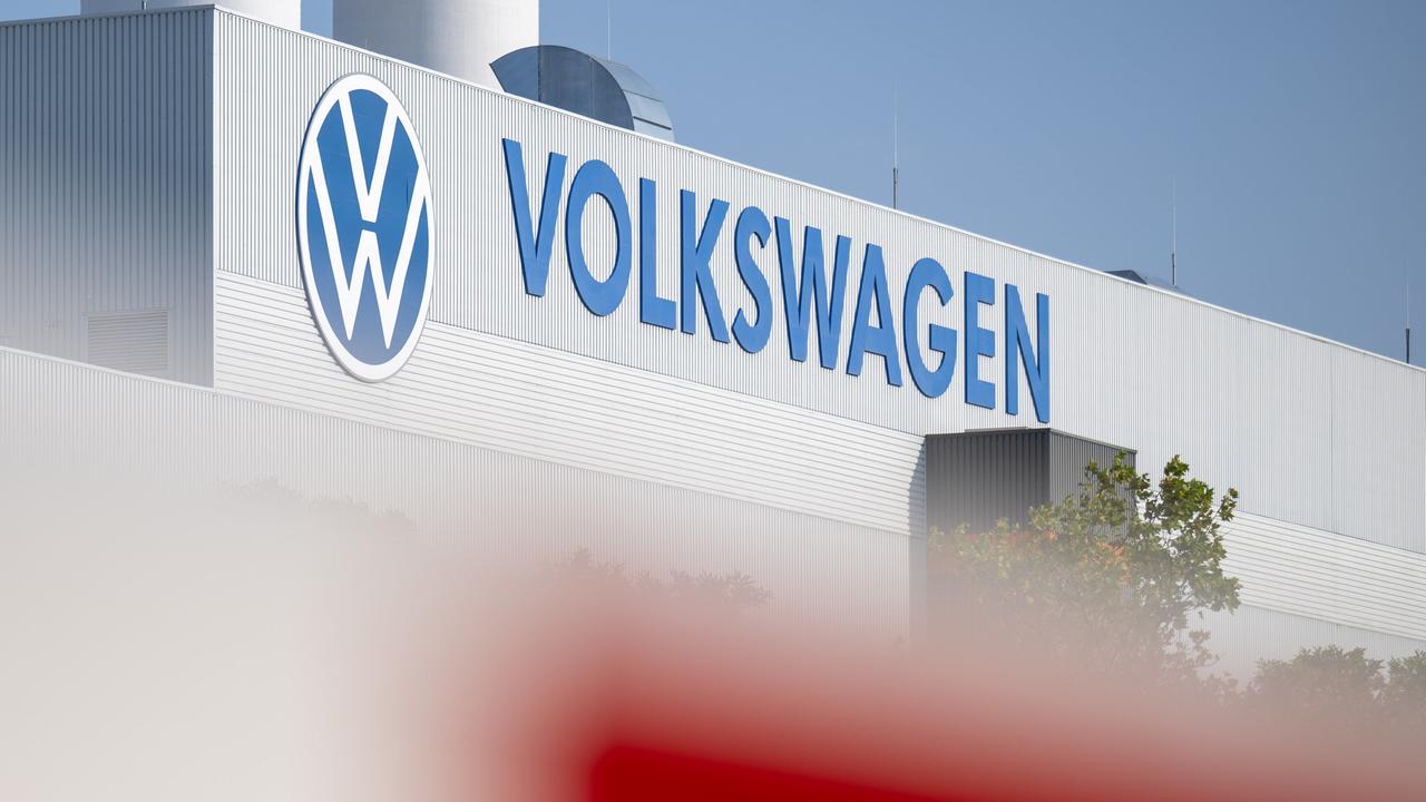 Betriebsversammlung - VW-Spitze und Betriebsrat stellen sich der Belegschaft