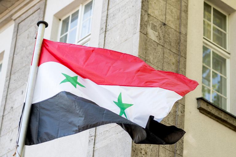Syrien: Was es mit der Flagge der Regimegegner auf sich hat
