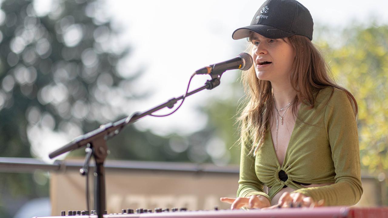 Musik - 21-jährige Sängerin aus Duisburg wird in Indien zum Superstar