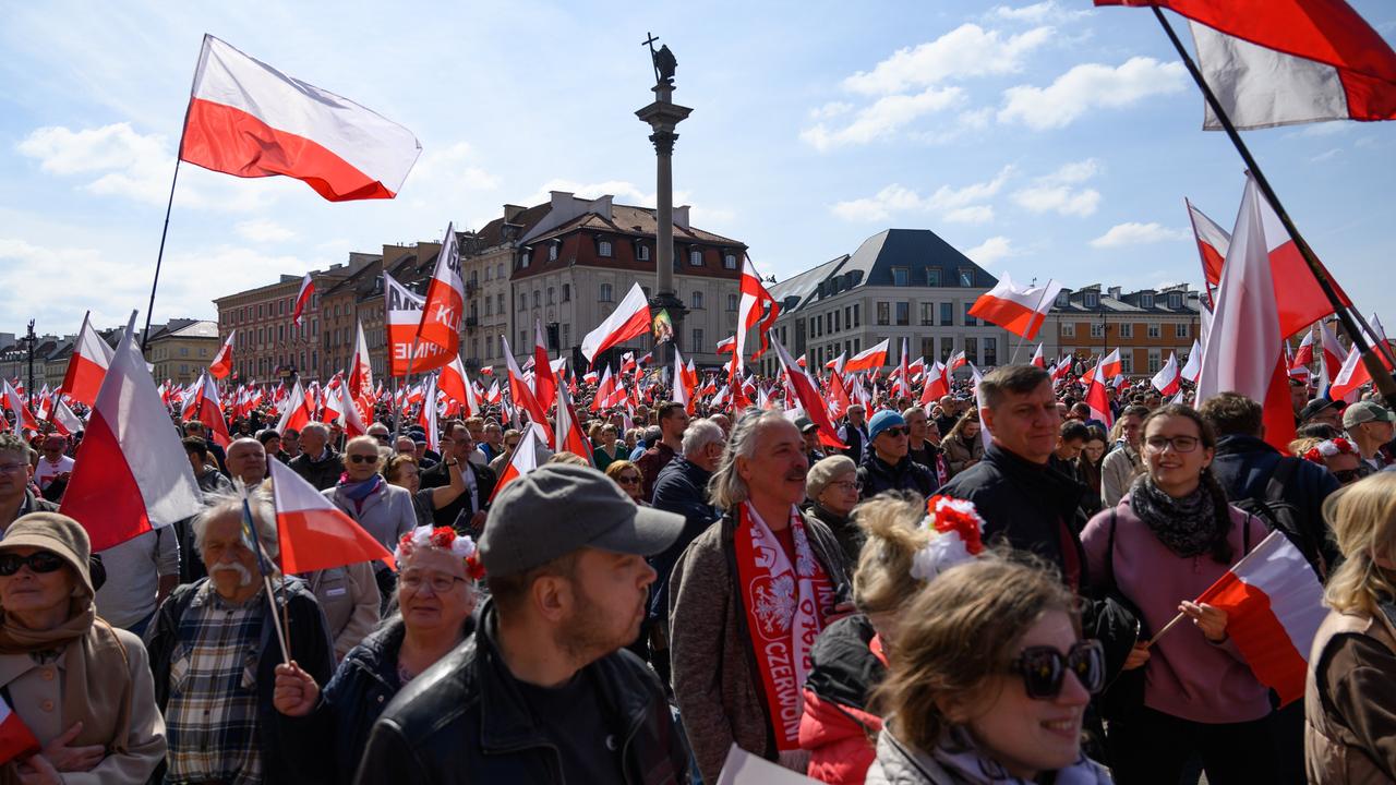 Polen - Tausende Menschen bei Demo der rechtsnationalen PiS-Partei